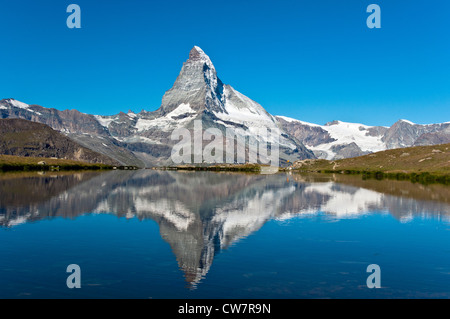 Lake Stellisee and mount Matterhorn at Zermatt in the Swiss Alps Stock ...