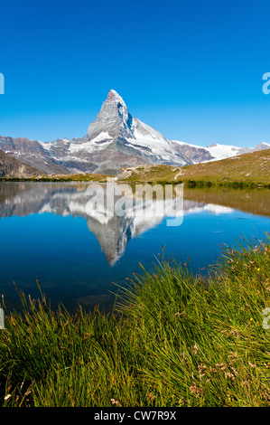 Lake Stellisee and mount Matterhorn at Zermatt in the Swiss Alps Stock ...