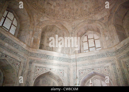 Detail of the domed ceiling of the Taj Mahal mosque Stock Photo - Alamy