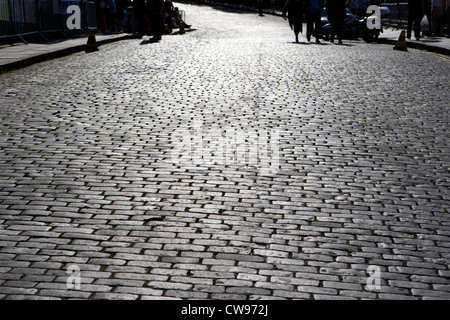 Old cobblestone streets of Edinburgh Stock Photo - Alamy