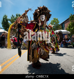 Traditional Lumbee Regalia and dance ceremony Stock Photo - Alamy