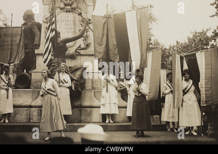 Women's suffrage activists protest Woodrow Wilson's failure to support ...