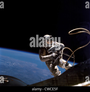 Astronaut Edward White floating weightless during the first US ...