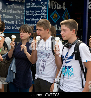 Students eating ice cream school trip seaside Stock Photo - Alamy