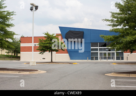 A closed Best Buy electronics retail store Stock Photo - Alamy