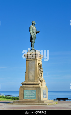 Captain James Cook statue, Whitby Stock Photo - Alamy