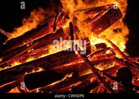 Symbol photo, burning logs Stock Photo - Alamy