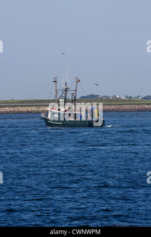 Commercial Fishing Trawler "American Heritage" motoring into Boston ...