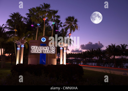 WELCOME TO MIAMI BEACH SIGN MIAMI BEACH FLORIDA USA Stock Photo - Alamy