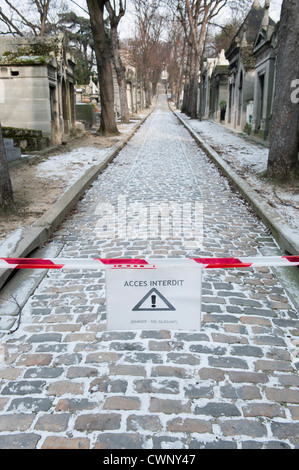 Sign warning pedestrians of slippery walkway in winter Stock Photo - Alamy