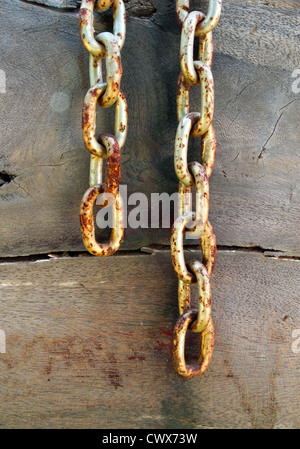 Rusty chain links on wood close up vertical Stock Photo - Alamy