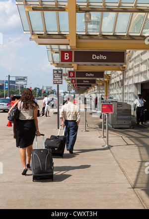 Curb-side baggage check-in area - Ronald Reagan National Airport (DCA ...