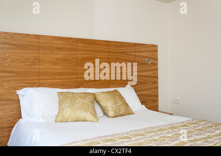 Double bed in hotel room. Accommodation Stock Photo - Alamy