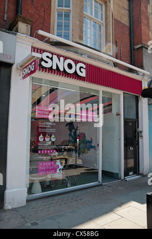 London, England, UK. Snog - frozen yogurt shop Stock Photo - Alamy
