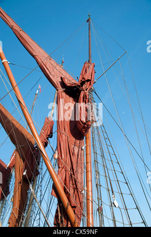 Sails & rigging on "Thames Sailing Barge, Thistle Stock Photo - Alamy