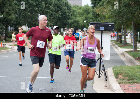 Runners in the annual Kentlands-Lakelands 5K Race, Kentlands ...