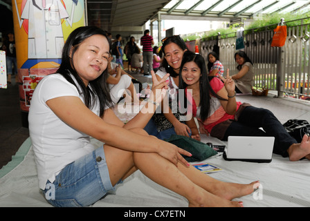 Filipino Nannies congregate on the streets of Hong Kong on Sundays ...