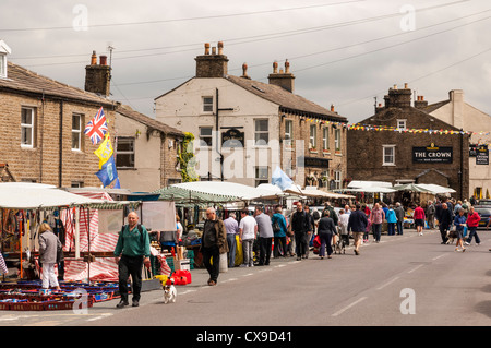 Tourists shopping at Hawes Market. Hawes, Wensleydale, Yorkshire Dales ...