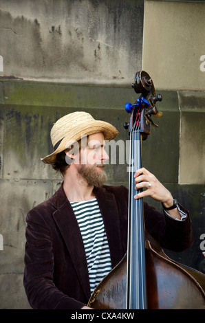 "Jen and the Gents" busking on the Royal Mile, Edinburgh, Scotland ...
