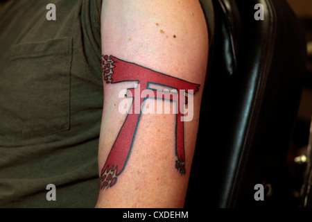Torii gate tattoo on man's upper arm Stock Photo - Alamy