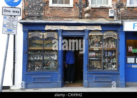 Traditional pawn shop Stock Photo - Alamy