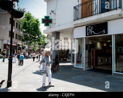 Gibraltar. Crowds shopping in Main Street Stock Photo: 27001026 - Alamy