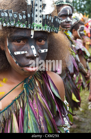 Tribe in traditional costume, sing sing, Morobe Show, Lae, Papua New ...