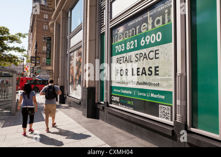 Retail Space for Lease sign Stock Photo - Alamy
