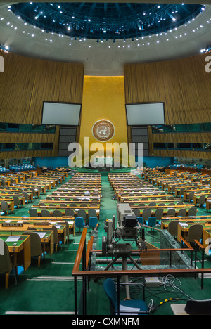 New York, Tourists Visiting U.N. United Nations Building, Manhattan ...