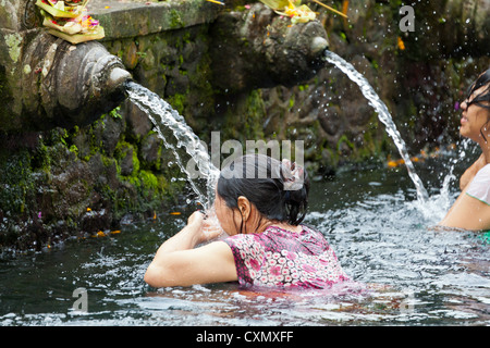 Women having a ritual Washing in the Basins of the Hindu Temple Tirtha ...