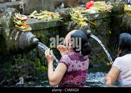 Women having a ritual Washing in the Basins of the Hindu Temple Tirtha ...