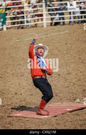 Cowboy spinning a lasso at a rodeo Stock Photo - Alamy