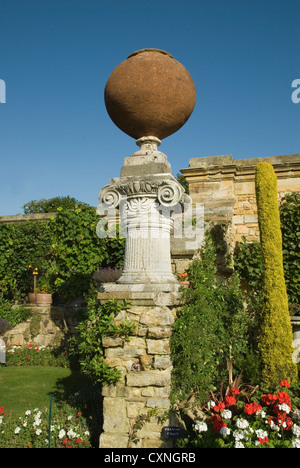 Italian Garden Statue, Hever Castle & Gardens, Hever, Kent, England ...