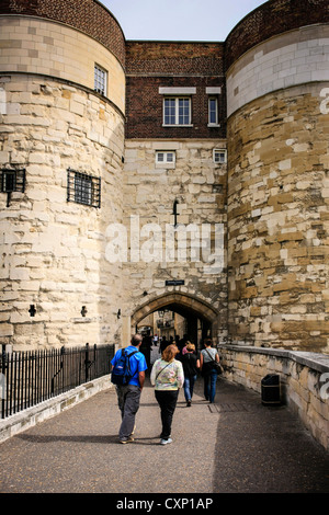 The Byward towers and gateway into the Tower of London complex Stock ...