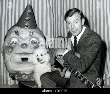 VAL DOONICAN Irish singer about 1964 Stock Photo - Alamy