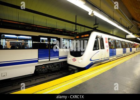 Platform, Trains, Retiro metro station, Metro, Madrid, Spain Stock ...