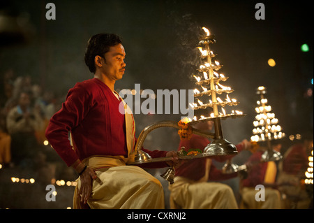 Aarti fire ceremony on the Ganges, Varanasi, Uttar Pradesh, India, Asia ...