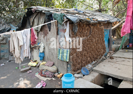 Slum huts, Shibpur district, Haora or Howrah, Calcutta, Kolkata, West ...