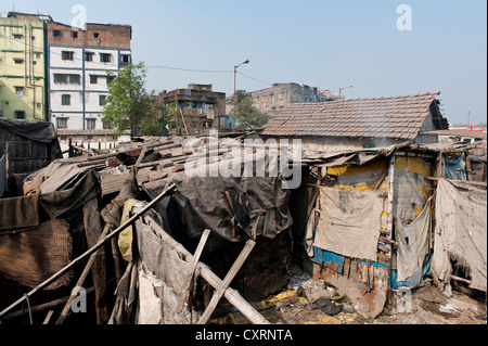 Slum huts, Shibpur district, Haora or Howrah, Calcutta, Kolkata, West ...