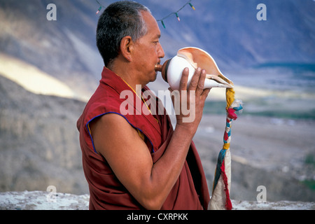 Buddhist monks blowing conch shells at Thikse Monastery (Thiksay Gompa ...