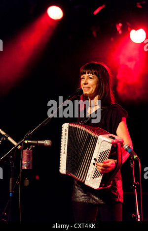Canadian singer songwriter Wendy McNeill, live at the Schueuer concert ...