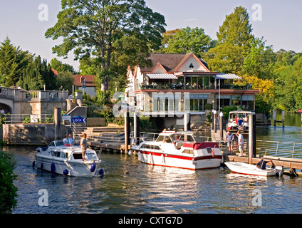 Boulter's Lock and Ray Mill Island on the River Thames in Maidenhead ...