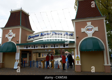 Drayton Manor Theme Park entrance sign, Drayton Manor Drive, Tamworth ...