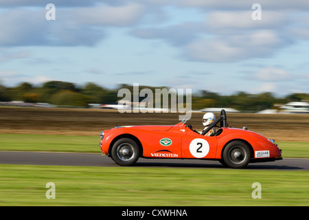Classic cars racing around Castle Combe circuit Stock Photo - Alamy
