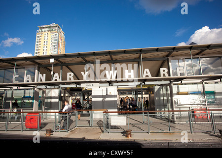 Canary Wharf Pier, a River Bus stop / London River Services pier for ...