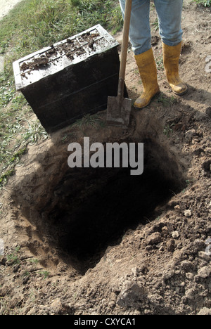 Shovel, digging holes in ground, working in garden Stock Photo - Alamy