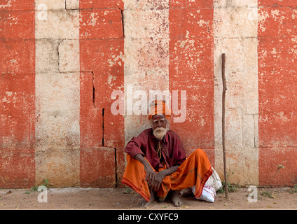 A Hindu man squatting outside the Red Fort in Old Delhi, India Stock ...