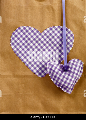Paper hearts on brown background, close up Stock Photo - Alamy