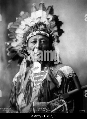 1899 , USA : Native American CHIEF Shout At of SIOUX . Photo by Heyn ...