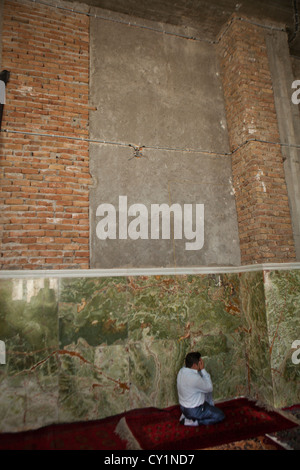 Rawza Sakhi Shah-e-Mardan mosque in Kabul Stock Photo - Alamy